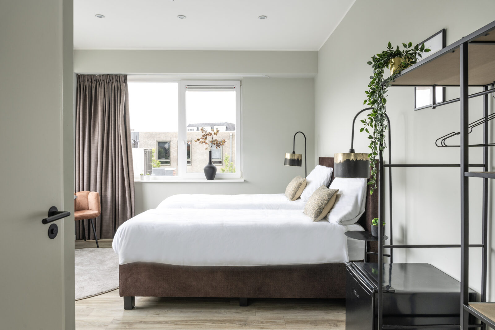 XXL Group Stay, 24 Beds, Parking, kitchen access - Bed & Coffee